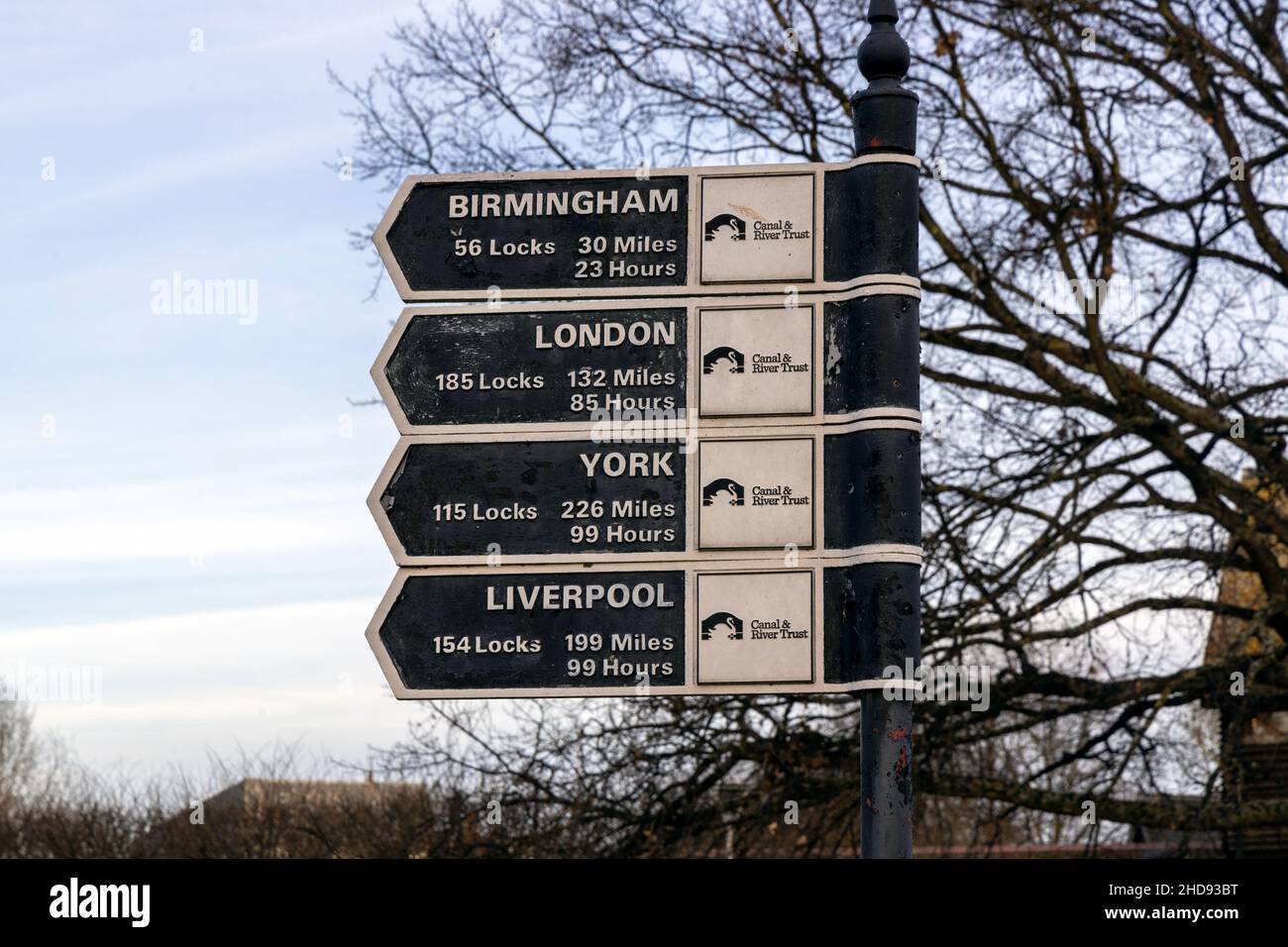 Canal lock distance sign post at Stratford-upon-Avon Stock Photo - Alamy