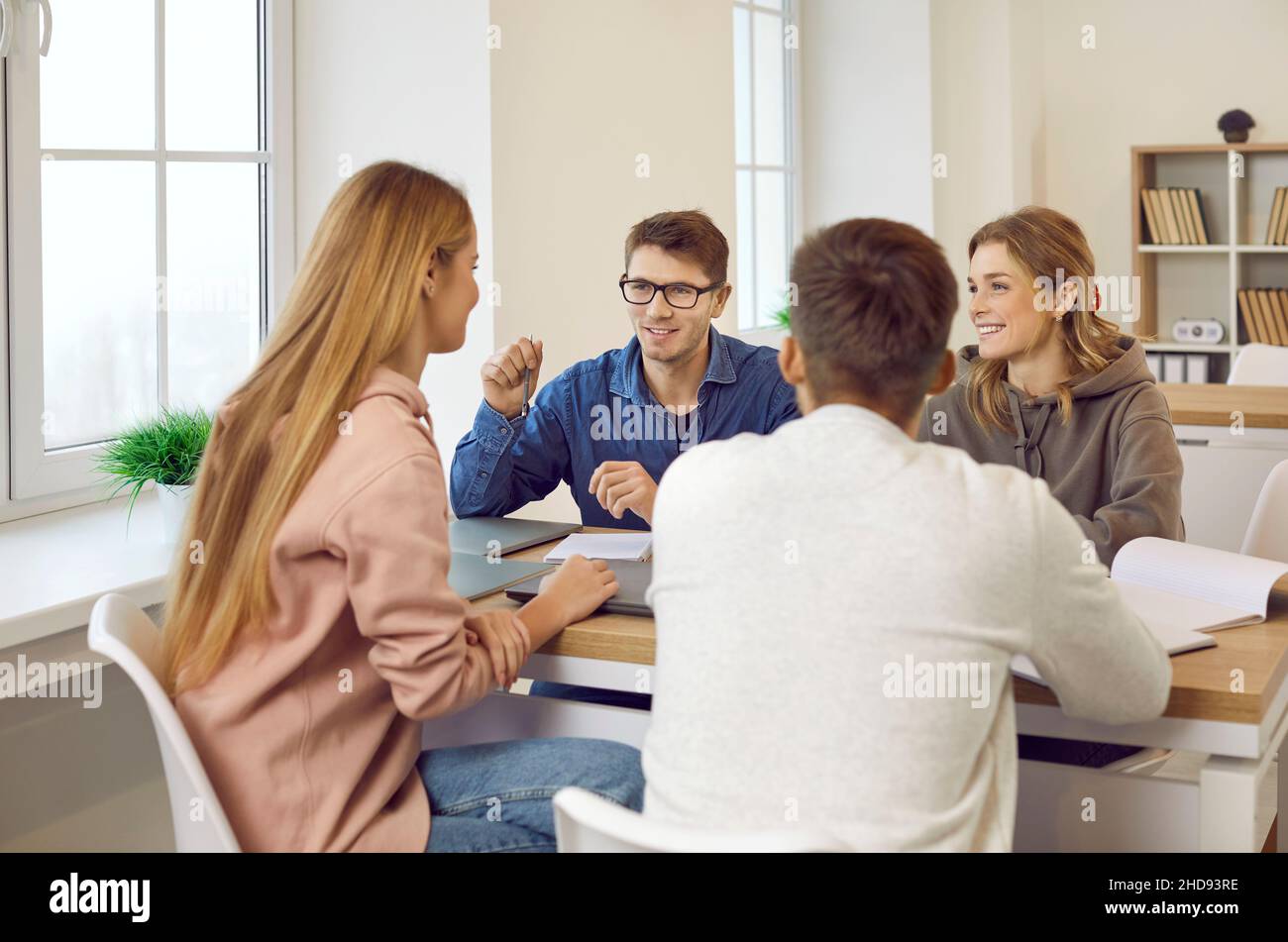 Talk classroom hi-res stock photography and images - Alamy