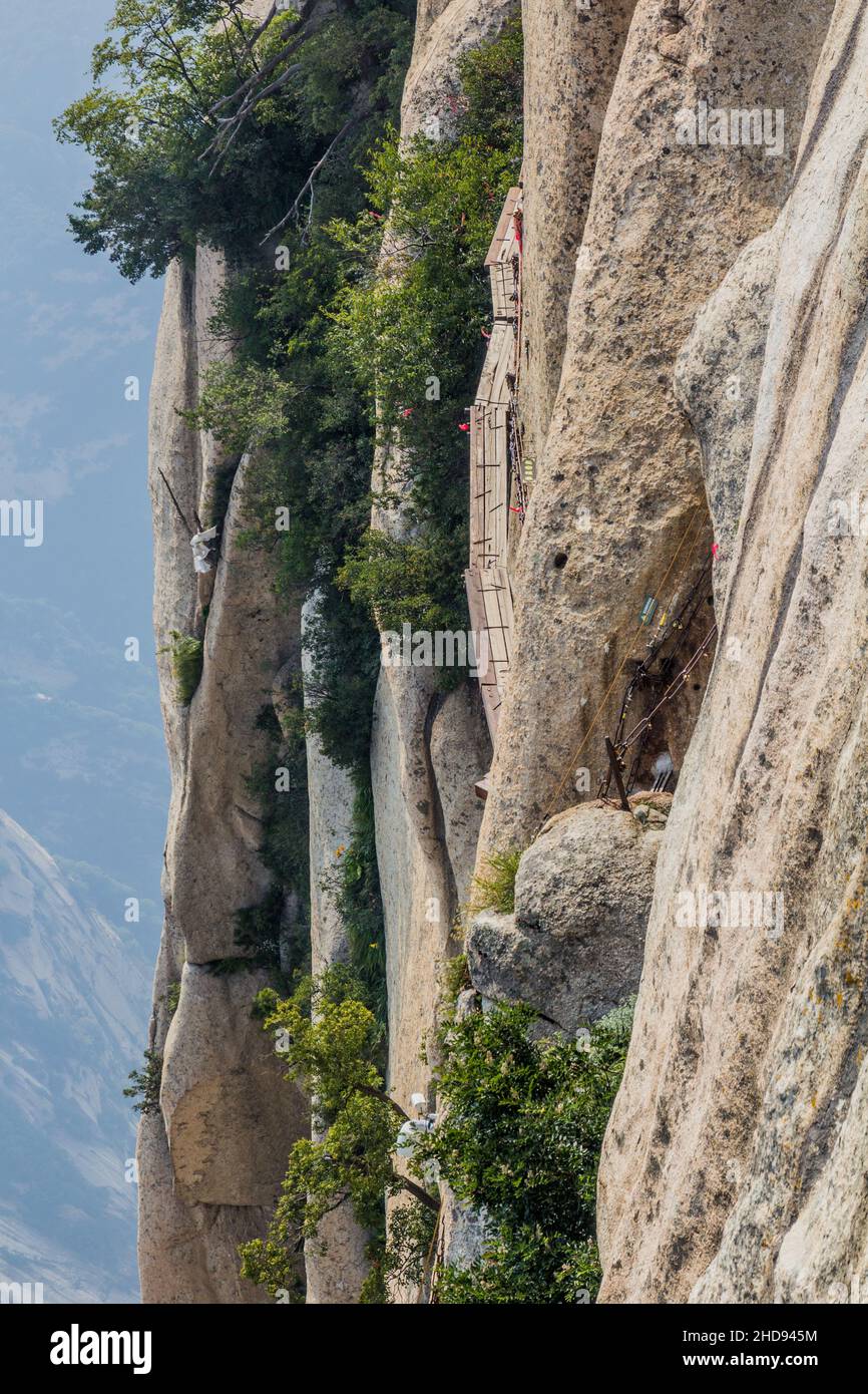 Cliff hanging walkway hi-res stock photography and images - Alamy