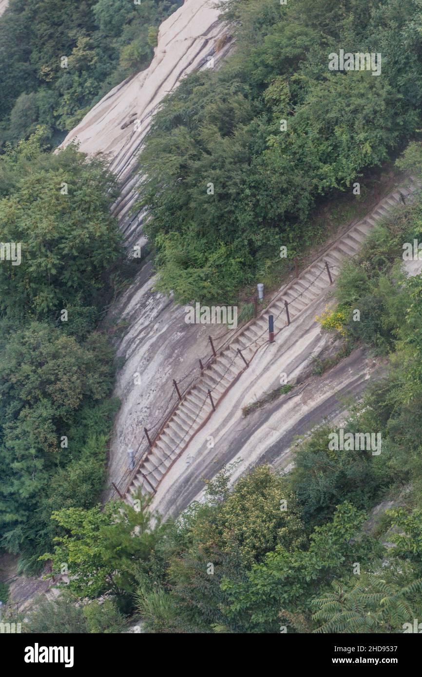 Steep stairs at the Hua Shan mountain in Shaanxi province, China Stock ...