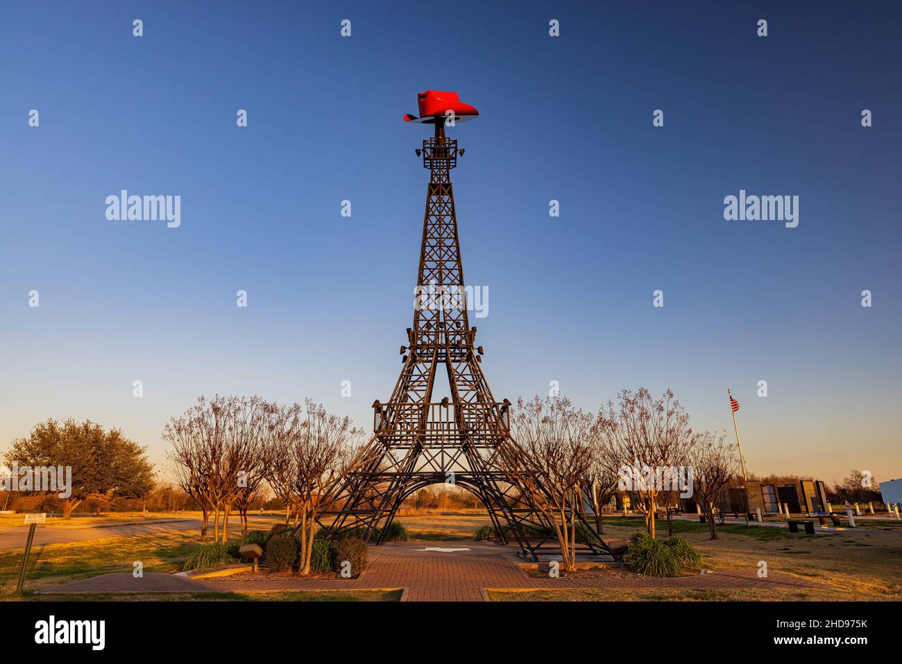 Cowboy hat eiffel tower hi-res stock photography and images - Alamy
