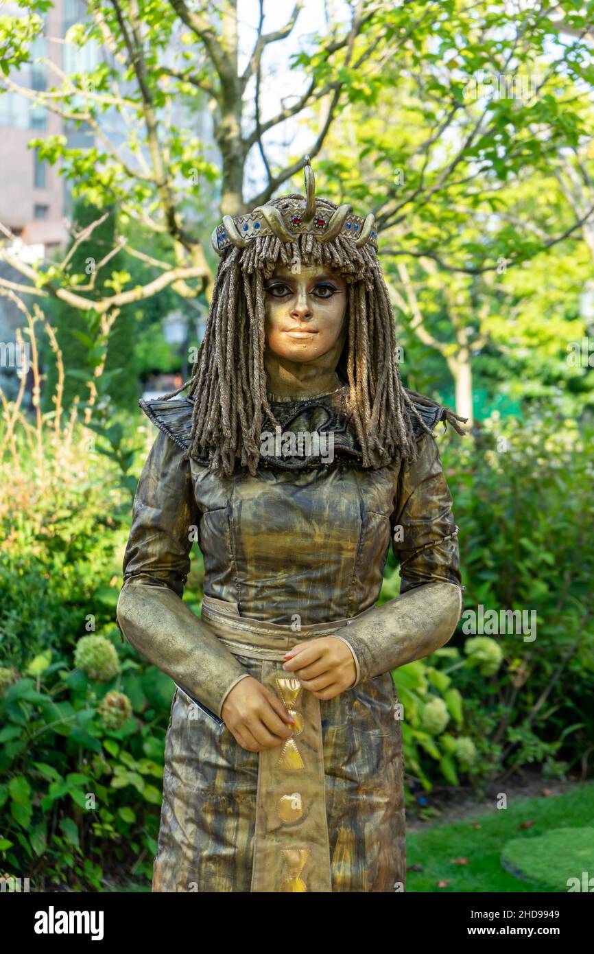 Posing with a statue hi-res stock photography and images - Alamy