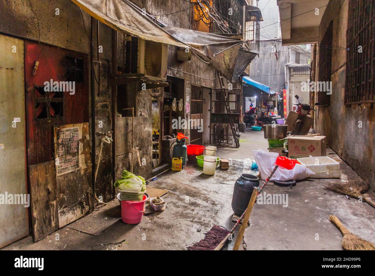 Dirty alley hi-res stock photography and images - Alamy