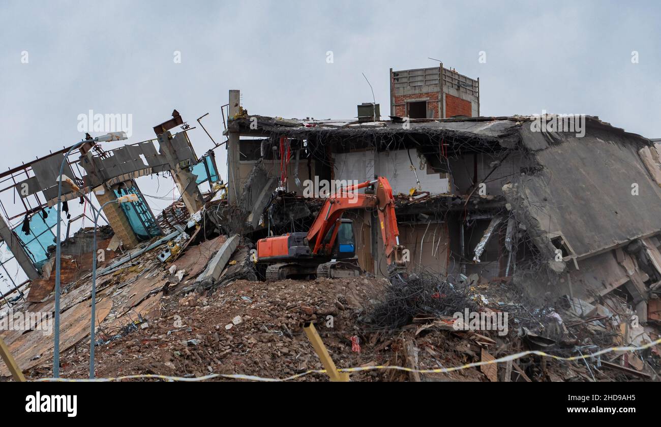 Tearing down building hi-res stock photography and images - Alamy