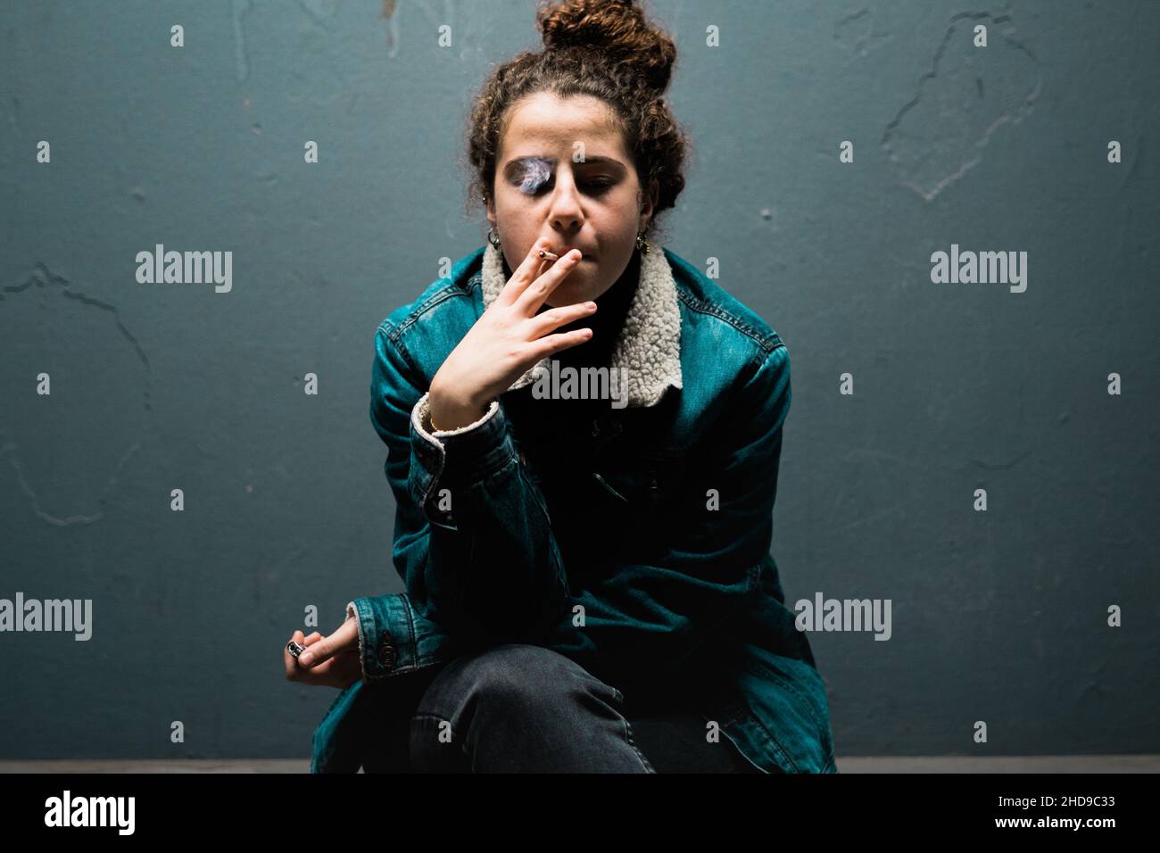 Woman smoke female sitting lady hi-res stock photography and images - Alamy