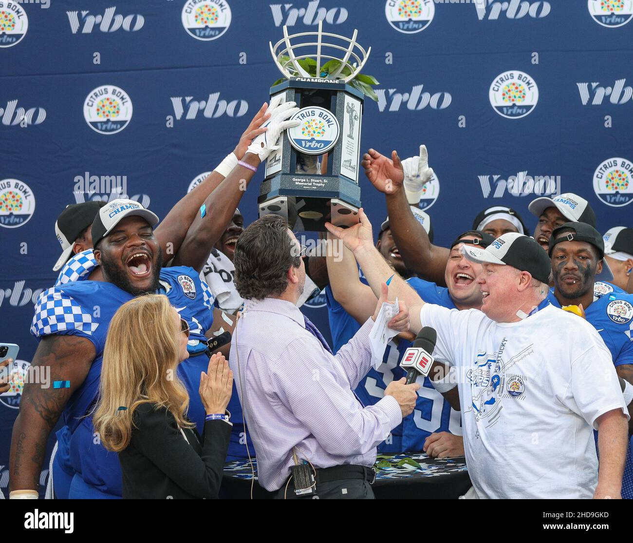 Team usa hold up the trophy hi-res stock photography and images - Alamy