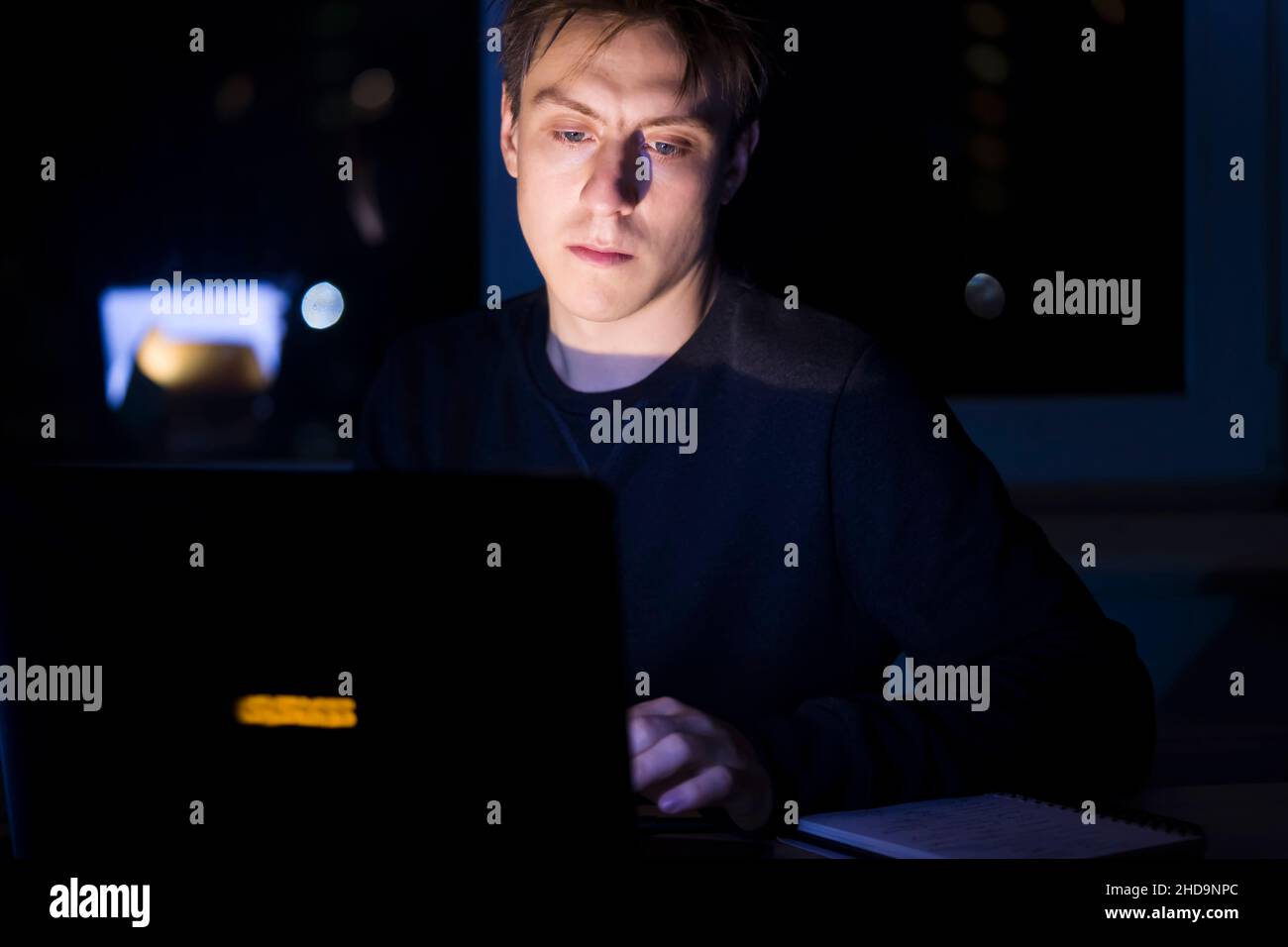 Business night black man hi-res stock photography and images - Alamy