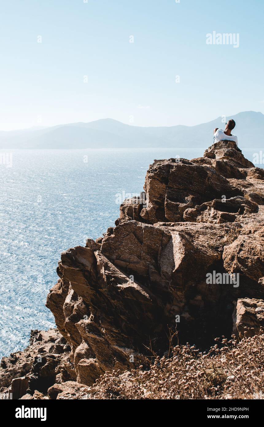 Man sitting on the edge of a cliff hi-res stock photography and images ...