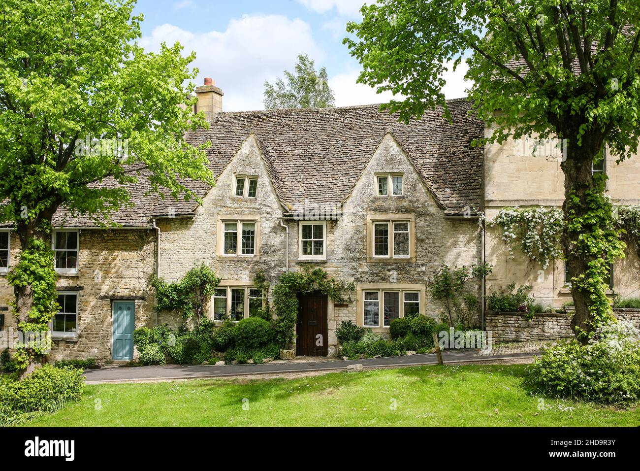 Cotswold stone houses hi-res stock photography and images - Alamy