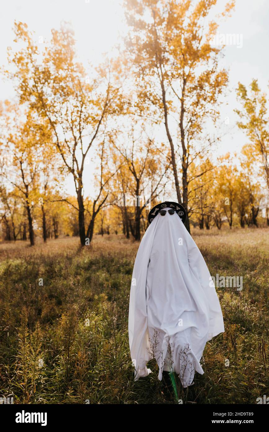 Full body female ghost hi-res stock photography and images - Alamy