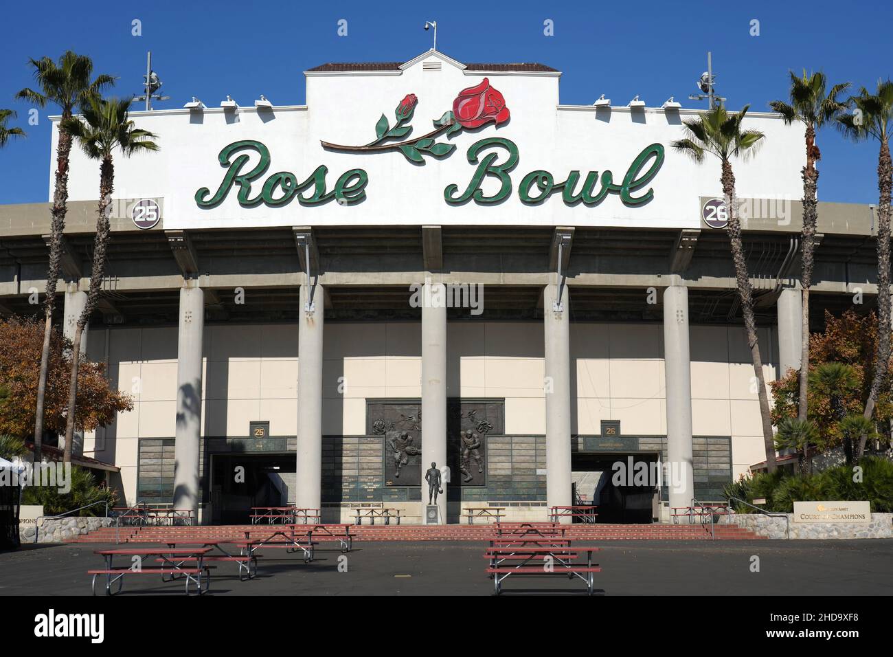 Rose bowl stadium facade hi-res stock photography and images - Alamy