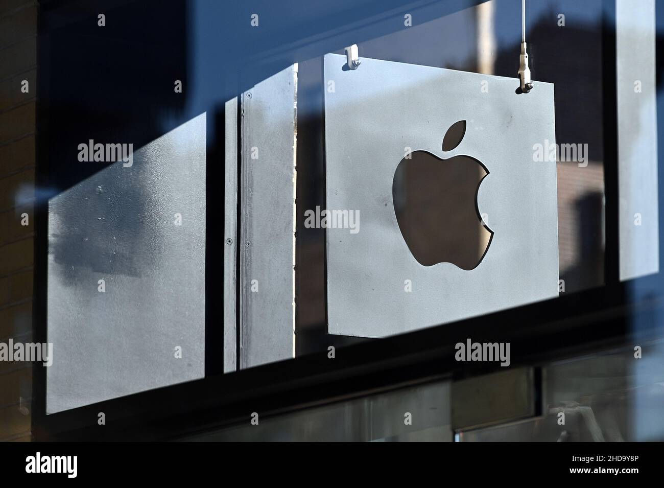 Genius bar logo hi-res stock photography and images - Alamy