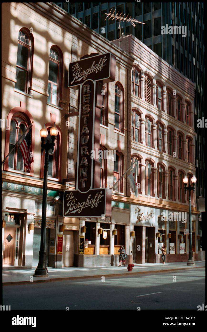 Urban scenery of thestreets in Downtown Chicago Stock Photo - Alamy