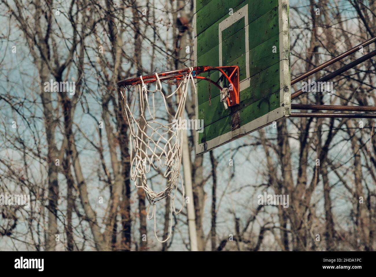 Outdoors basketball hoop hi-res stock photography and images - Alamy