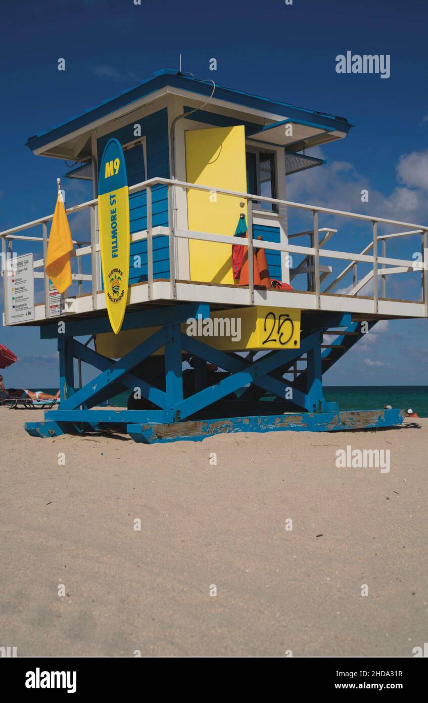 A lifeguard house on Hallandale Beach in the US Stock Photo - Alamy