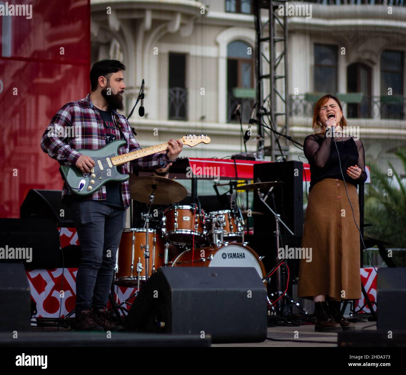 Woman singer with drummer guitarist hi-res stock photography and images ...