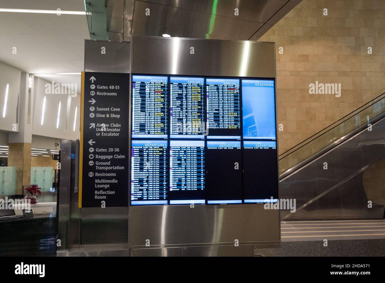 Airport arrivals screen hi-res stock photography and images - Alamy