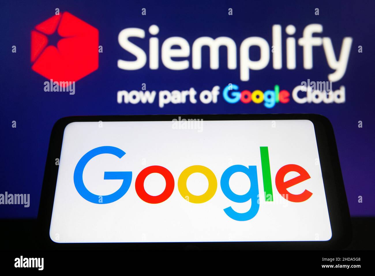Siemplify google hi-res stock photography and images - Alamy