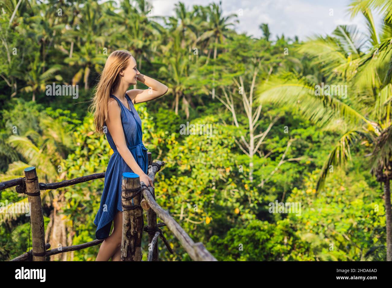 Female explorer rainforest hi-res stock photography and images - Alamy