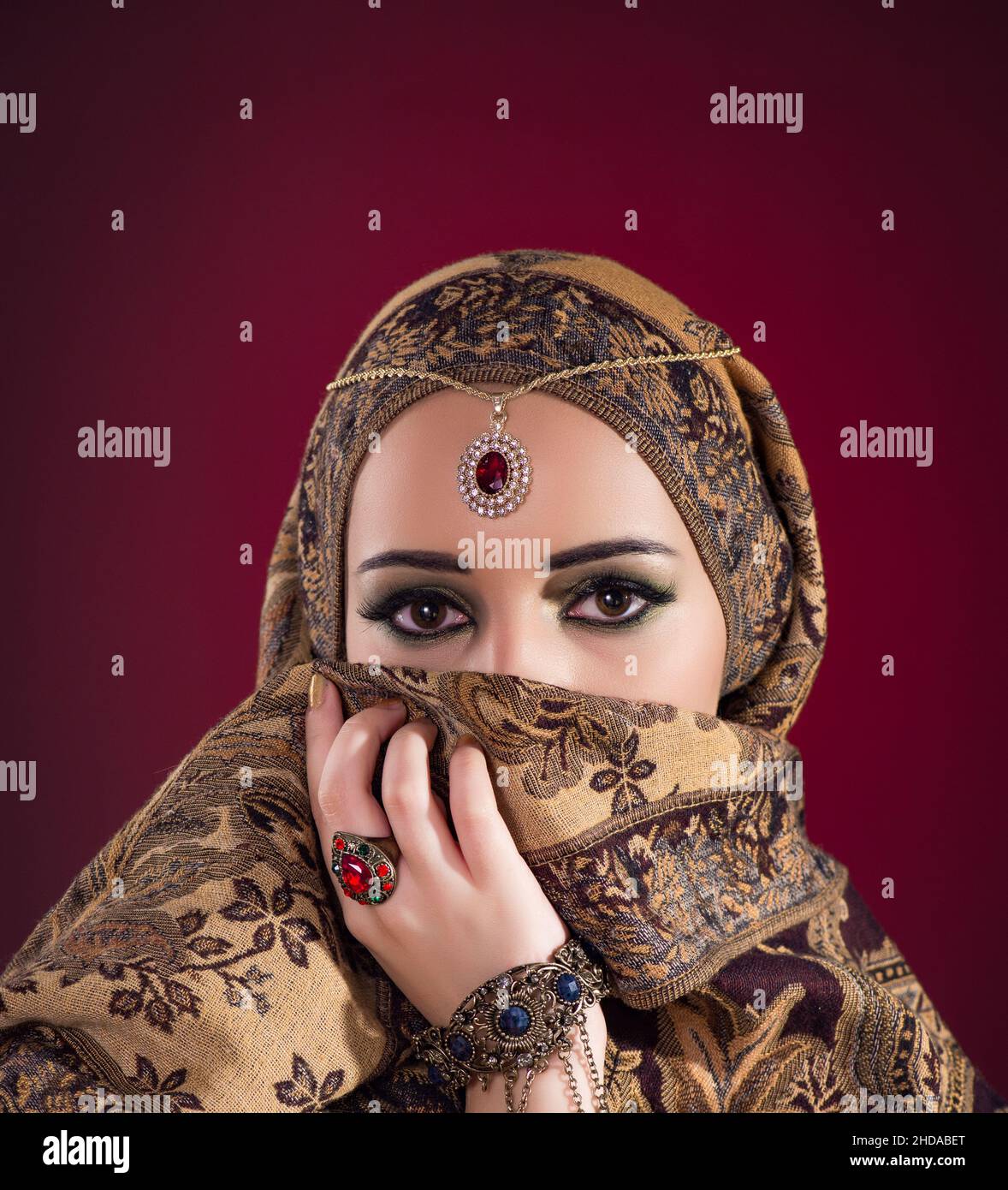The muslim woman with nice jewellery Stock Photo - Alamy