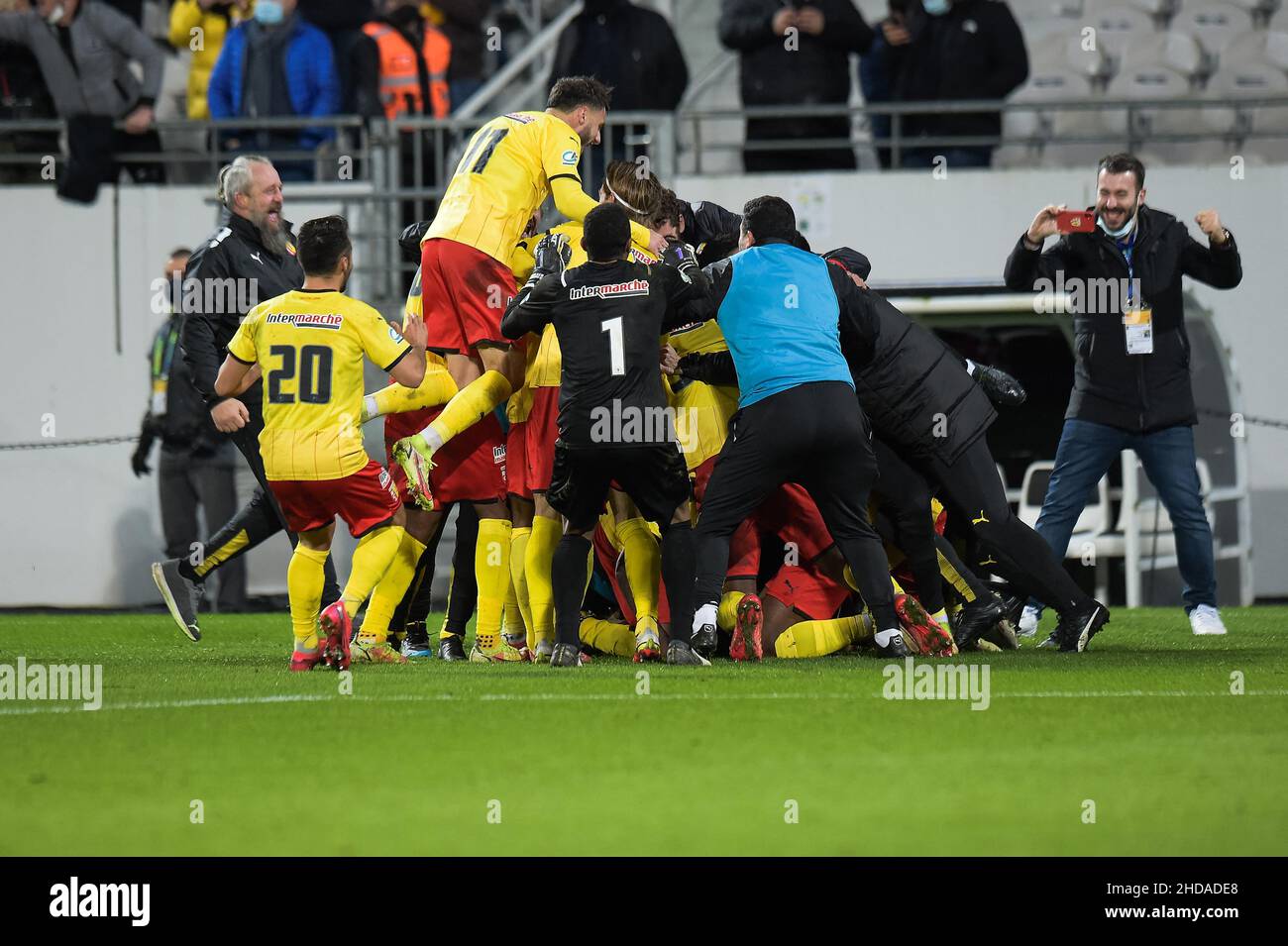 Lens' players celebrate after winning the French Cup football match ...