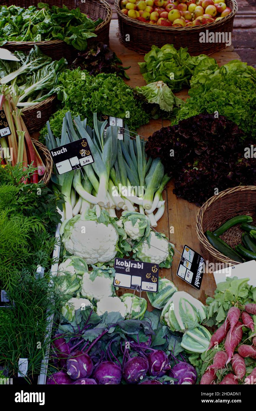 Vegetable stand on a farmer's market Stock Photo - Alamy