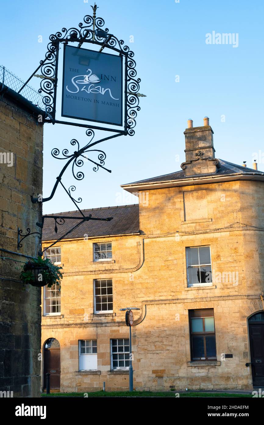 Inn signs hi-res stock photography and images - Alamy