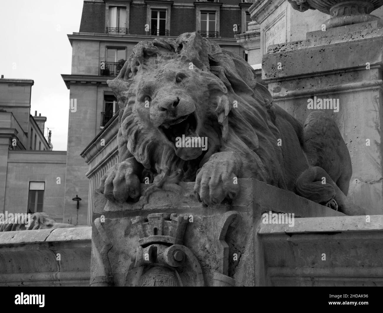 Lion sculpture in paris hi-res stock photography and images - Alamy