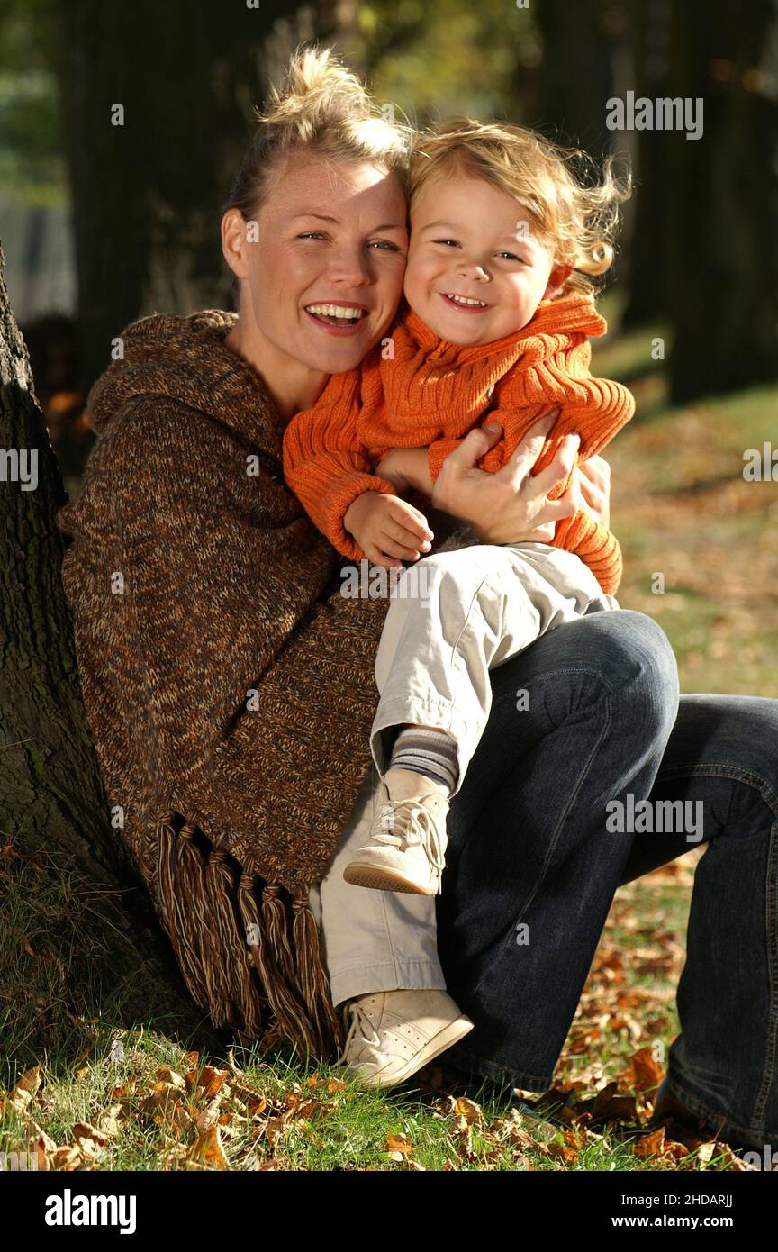 Mutter und kinder im park hi-res stock photography and images - Alamy