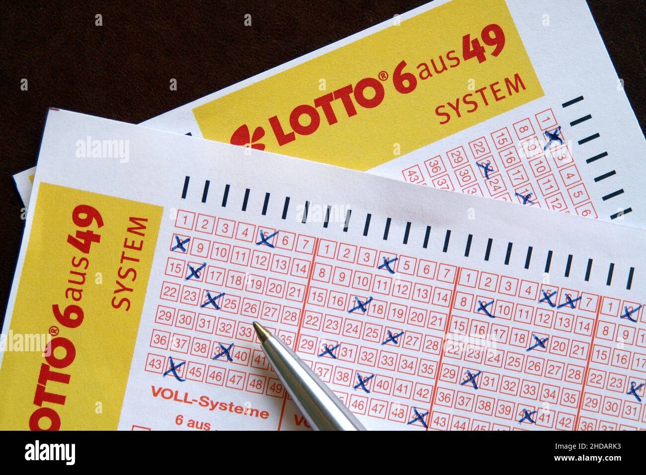 Eine Frauenhand füllt einen Lottoschein aus, 6 aus 49 Stock Photo - Alamy