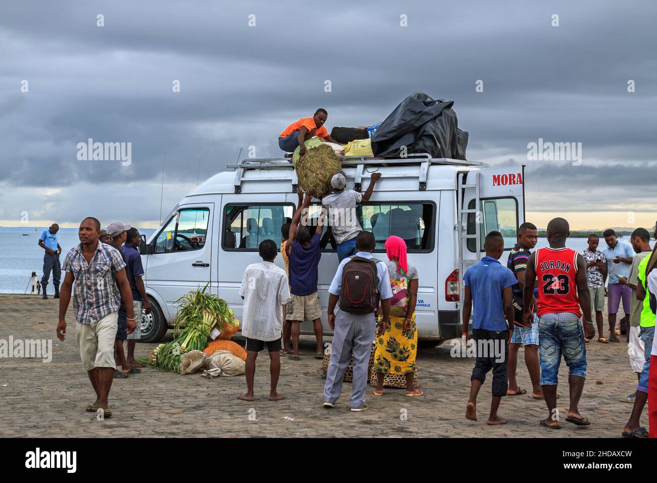 Loading baggage on top of a bus Stock Photo - Alamy