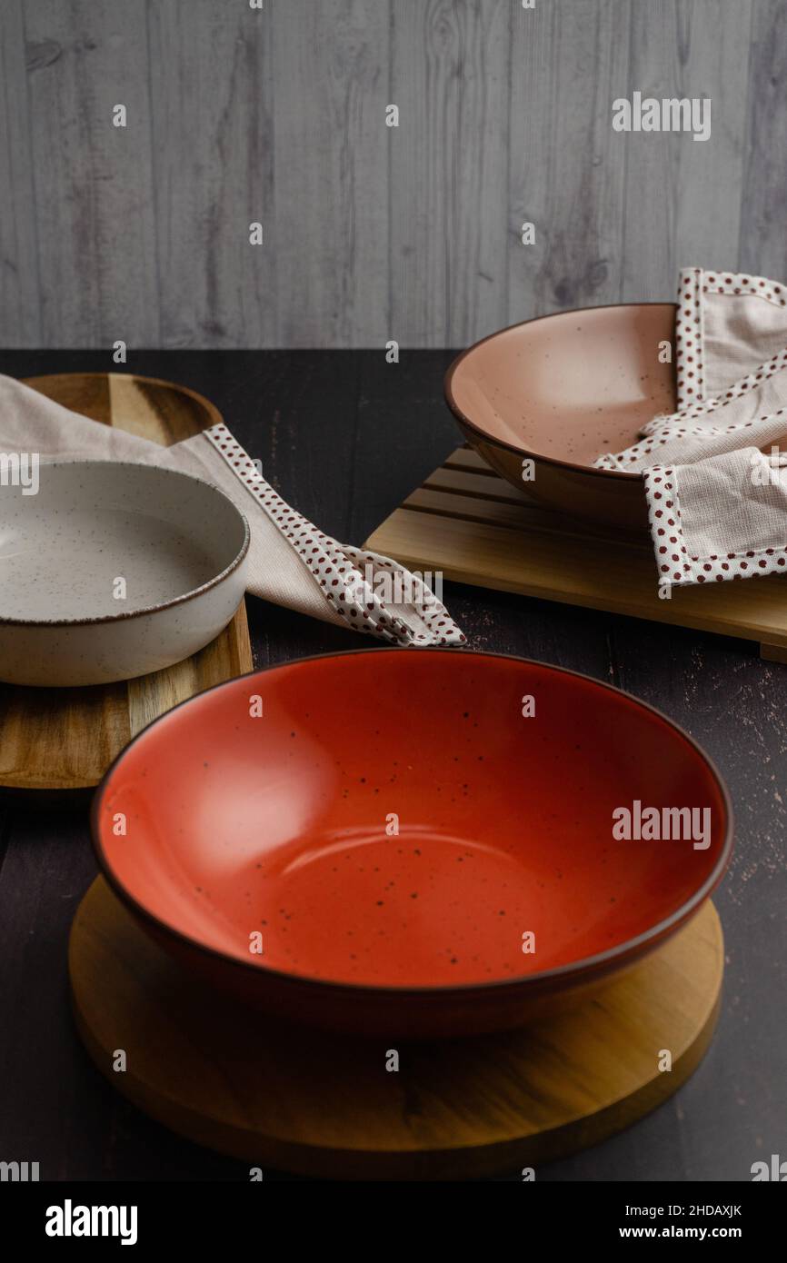 Empty bowls hi-res stock photography and images - Alamy