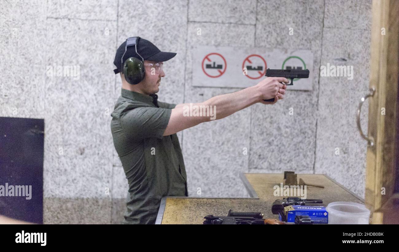 Man posing with gun hi-res stock photography and images - Alamy