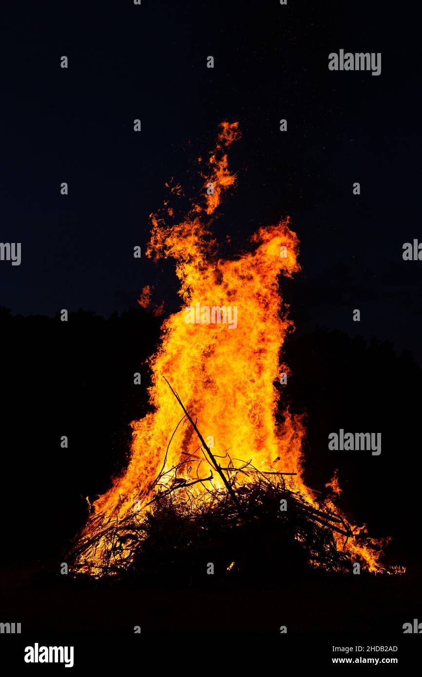 Burning camp fire hi-res stock photography and images - Alamy