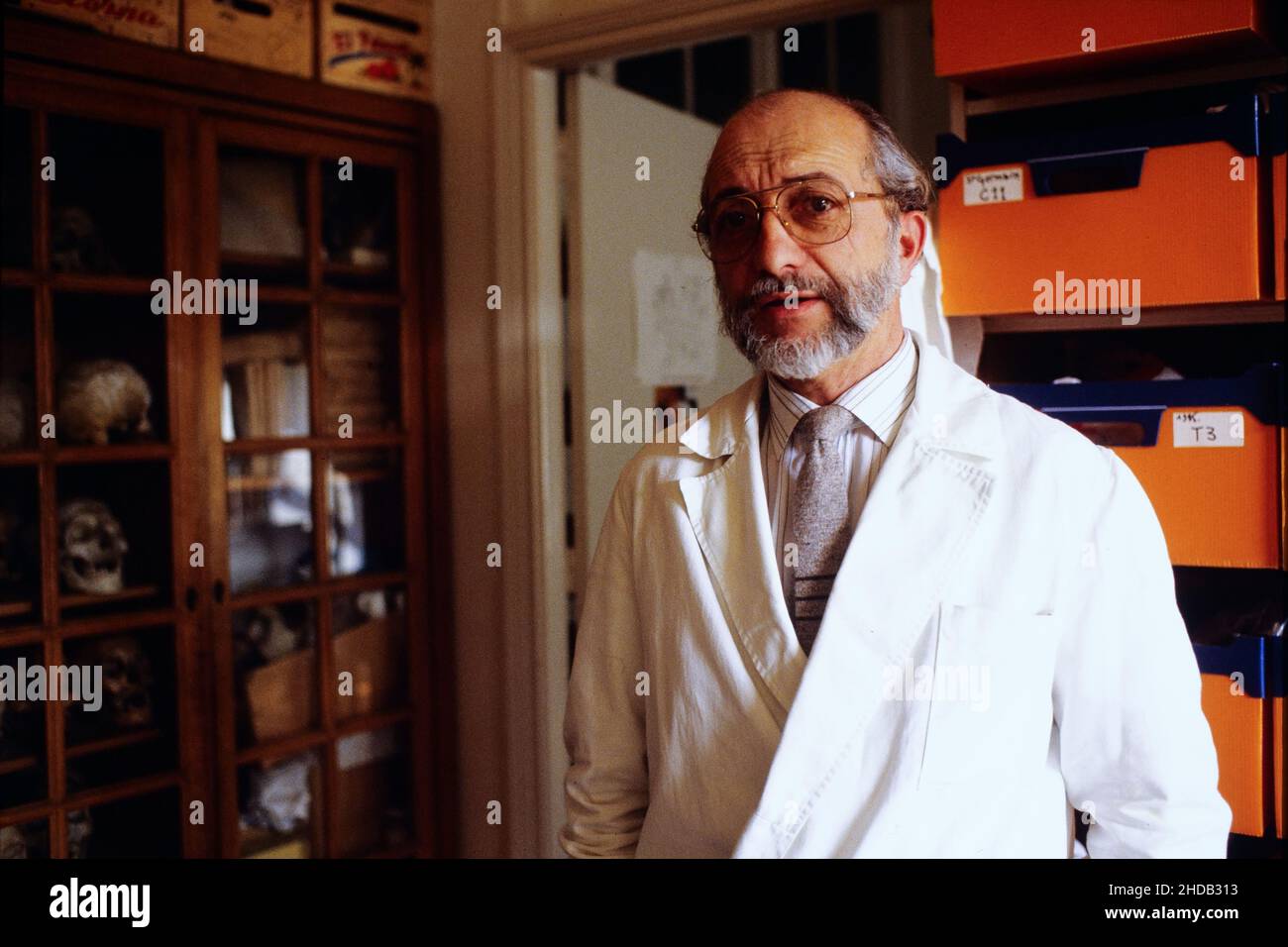 Archives 90ies: Dr Perrot, medical examiner, rebuilds the face of ...