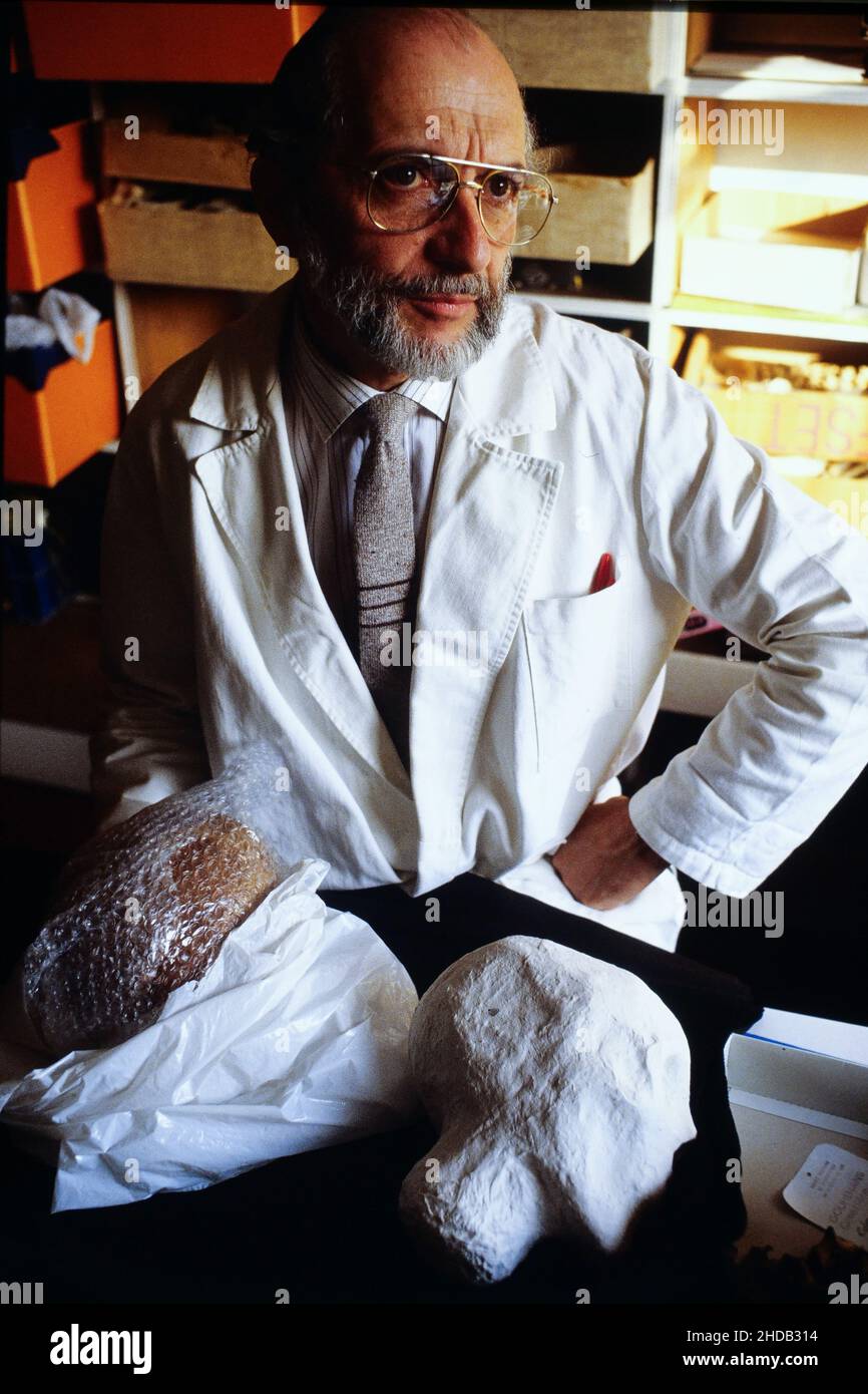 Archives 90ies: Dr Perrot, medical examiner, rebuilds the face of ...