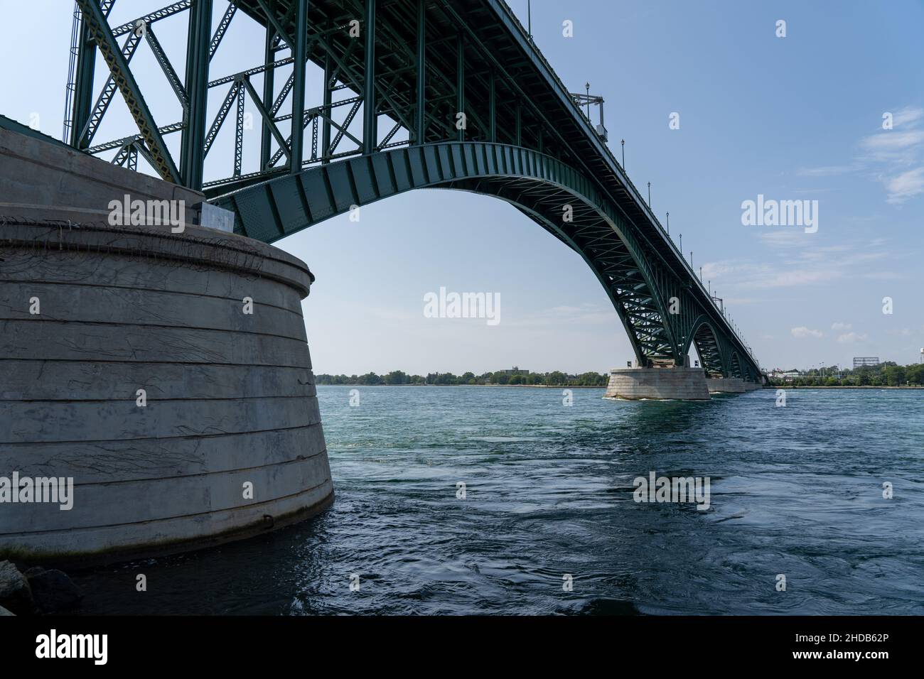 The Peace Bridge spanning the Niagara River between Fort Erie, Canada ...