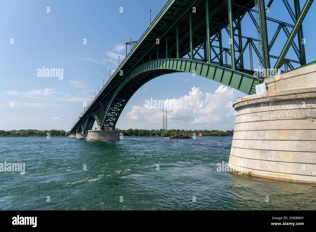 The Peace Bridge spanning the Niagara River between Fort Erie, Canada ...