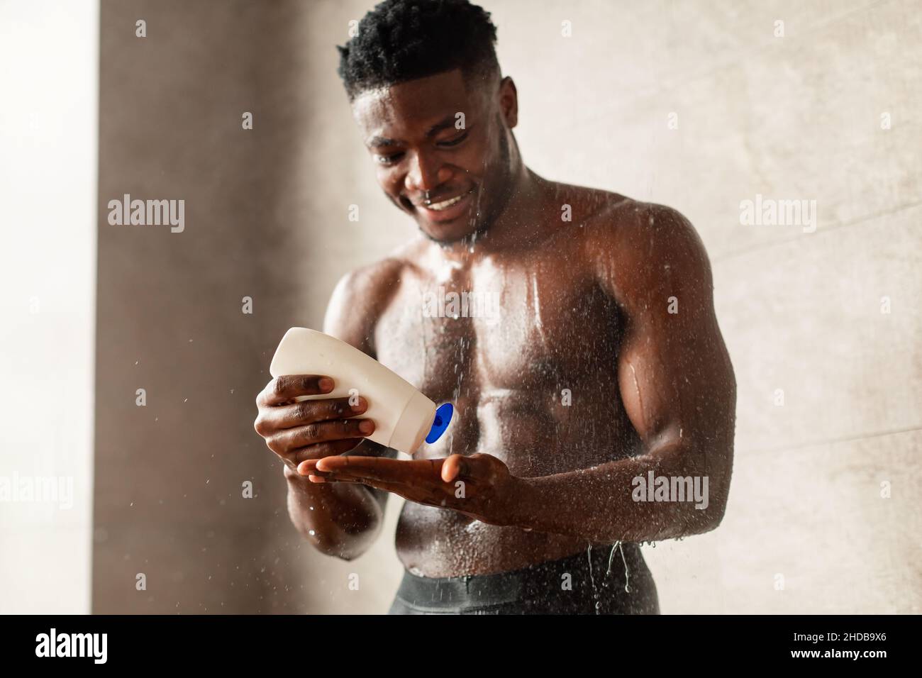 Pouring shampoo hi-res stock photography and images - Alamy