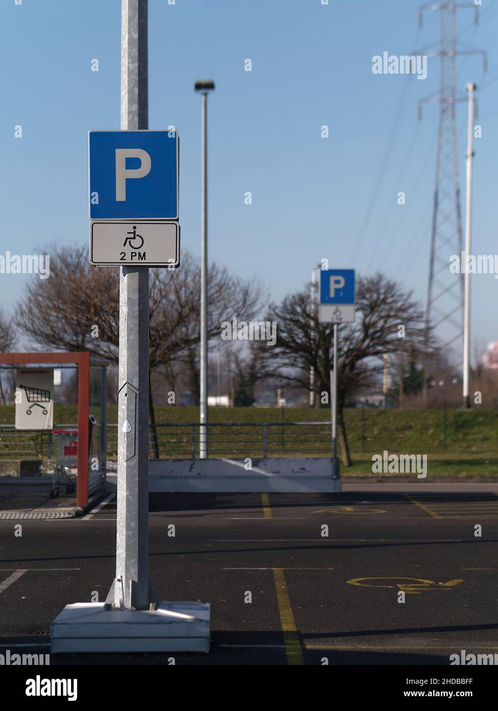 Pole sign disabled parking sign hi-res stock photography and images - Alamy