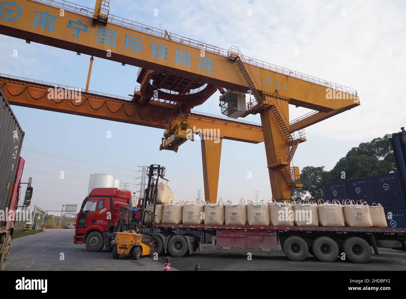 (220105) -- NANNING, Jan. 5, 2022 (Xinhua) -- A staff member loads up a ...