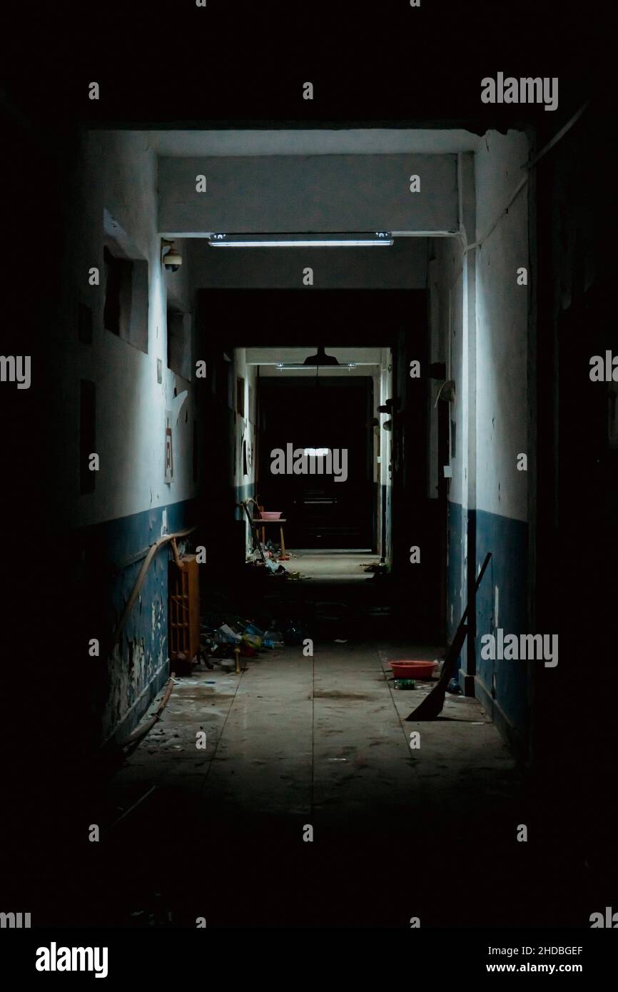 Abandoned hospital hallway hi-res stock photography and images - Alamy