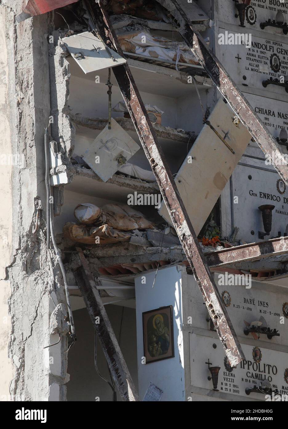 Naples, Italy. 05th Jan, 2022. Naples The collapse discovered in the ...