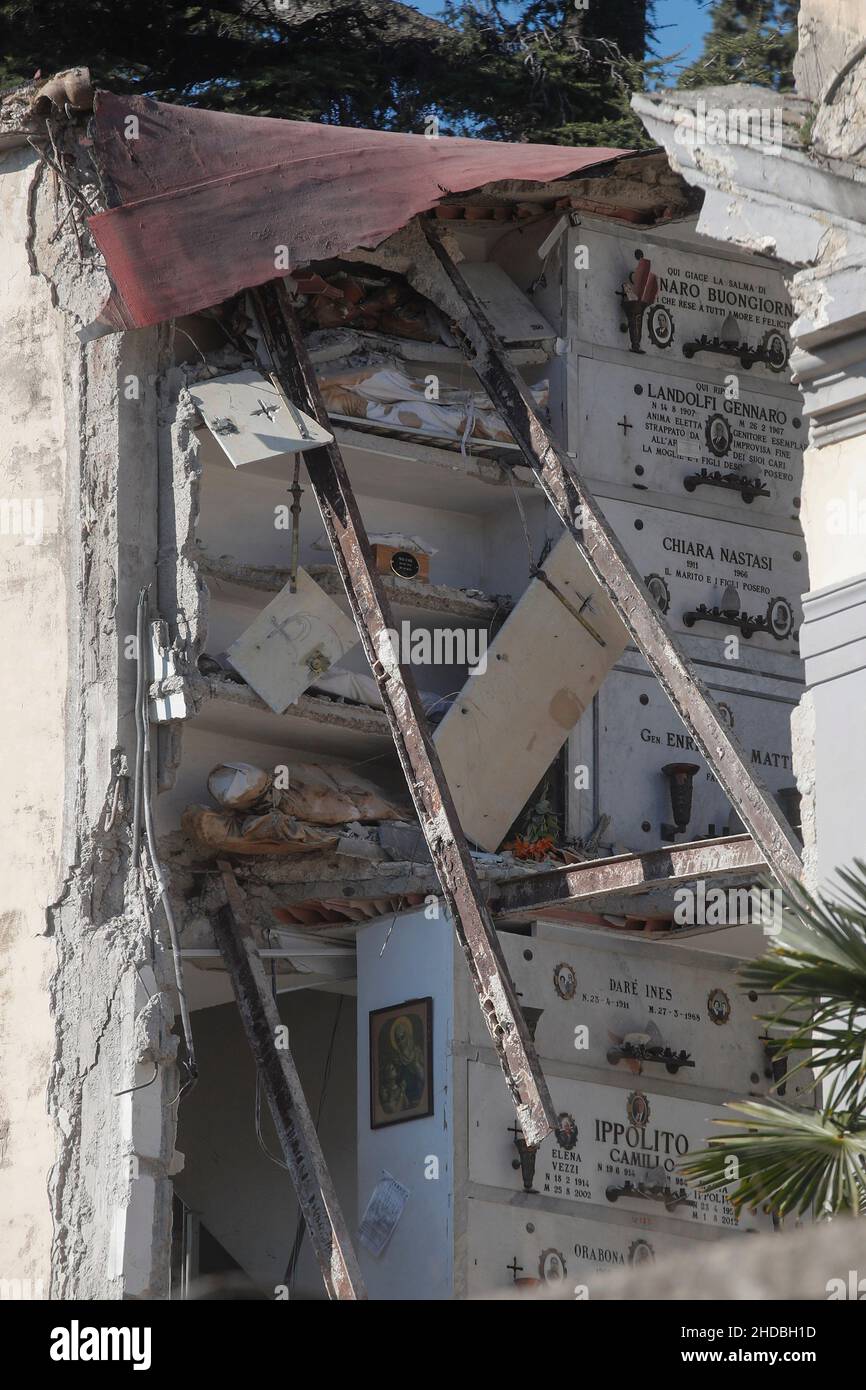 Naples, Italy. 05th Jan, 2022. Naples The collapse discovered in the ...
