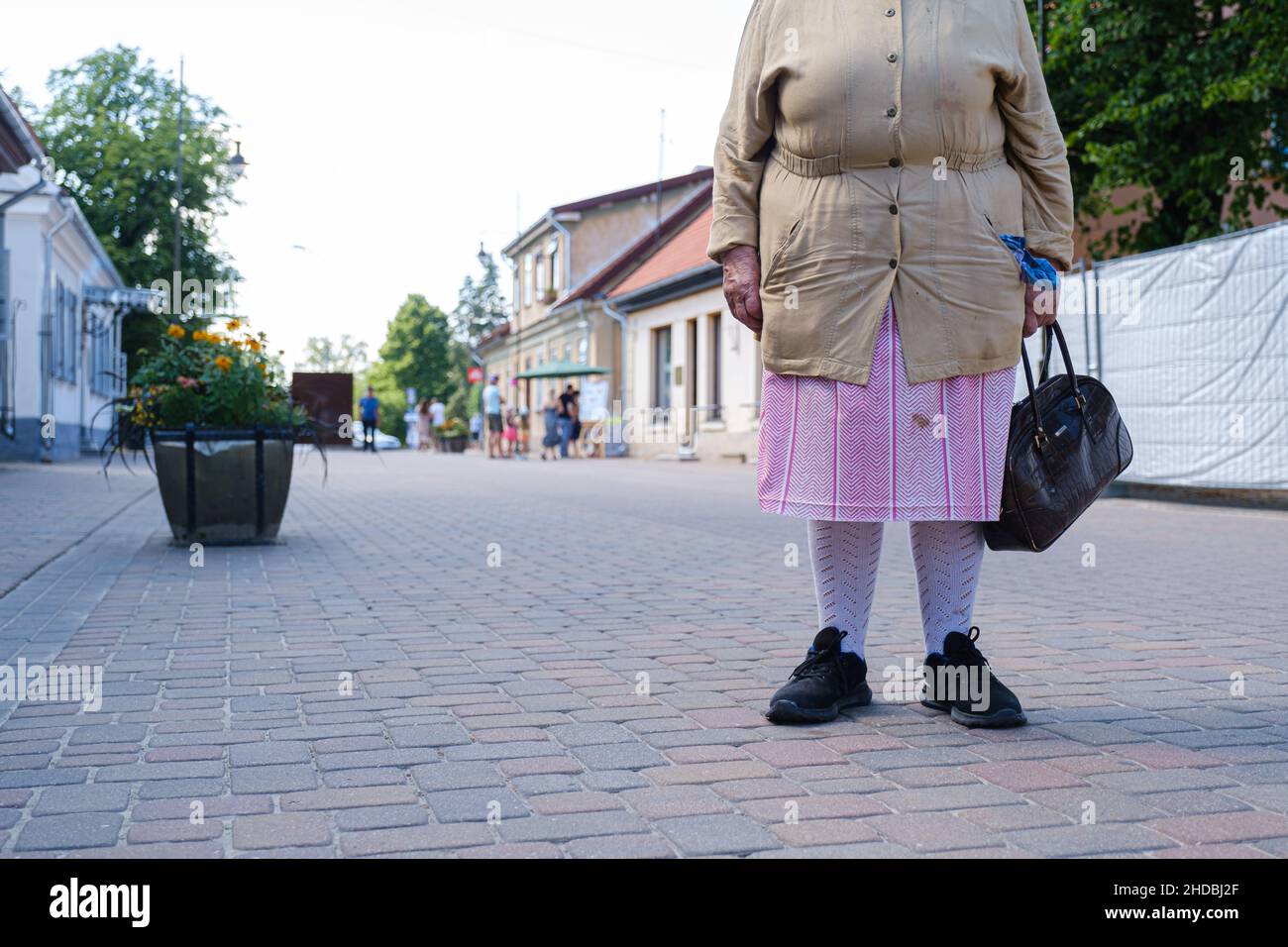 Holding a bag hi-res stock photography and images - Alamy