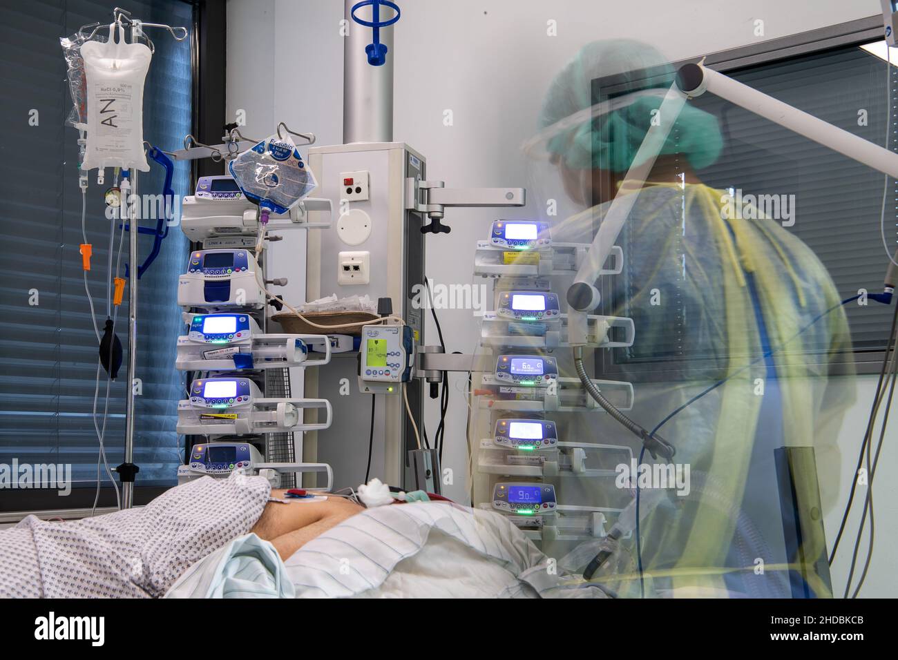 Ecmo hi-res stock photography and images - Alamy