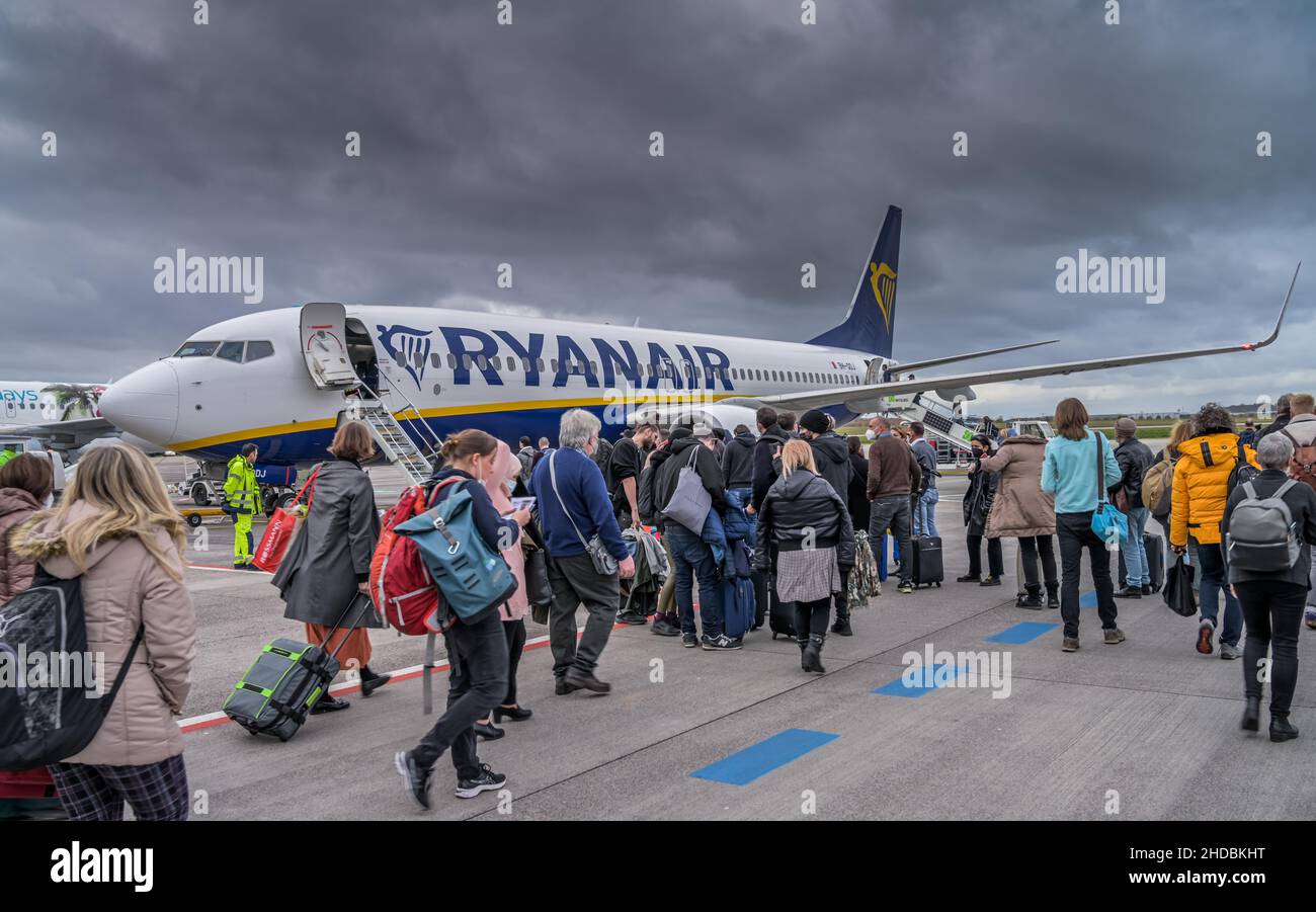 Ryanair boeing 737 800 flugzeug hi-res stock photography and images - Alamy