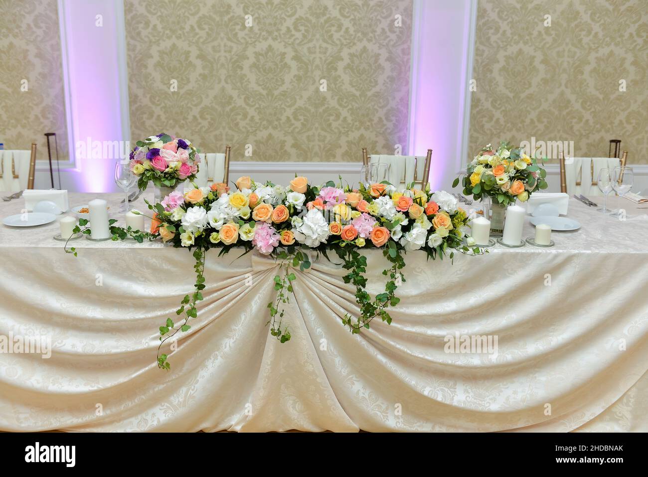 Elegant table setup in wedding reception Stock Photo - Alamy