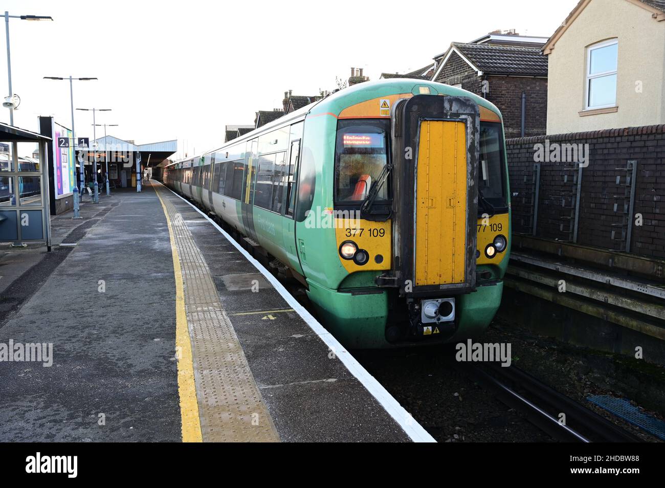 Passenger trains at Tonbridge station on 6 jan 2022 Stock Photo - Alamy