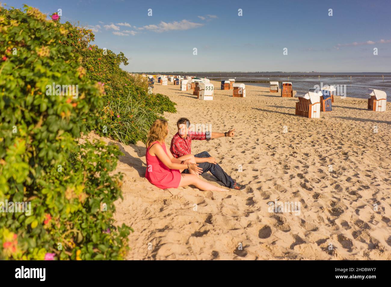 Paar am Strand in Hooksiel - Wangerland - Nordseekueste Stock Photo - Alamy